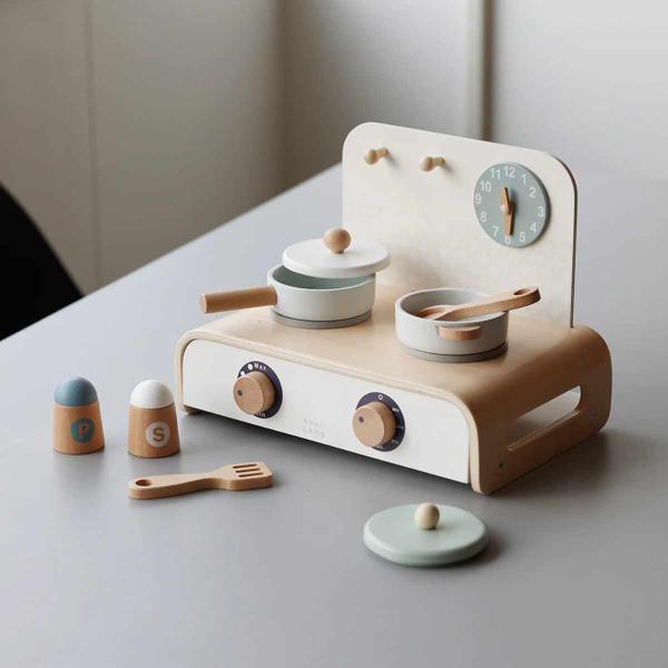 サイズ/約幅31.9×奥行21×高さ24.7cm内容量/1セット（本体1個、片手鍋1個、両手鍋1個、キッチンツール2個、スパイスボトル2個）材質/木生産国/中国製対象年齢/3歳以上●お子さまの創造力を引き出す木製のキッチンセットです。●まる...