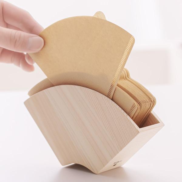 サイズ/約幅16.7×奥行4×高さ8.8cm重量/約90g内容量/1個材質/四万十ひのき、磁石生産国/日本製●四万十ひのきの集成材を有効活用したサスティナブルなコーヒーフィルター用のホルダーです。●サッと取り出せる専用のホルダーがあると便利...