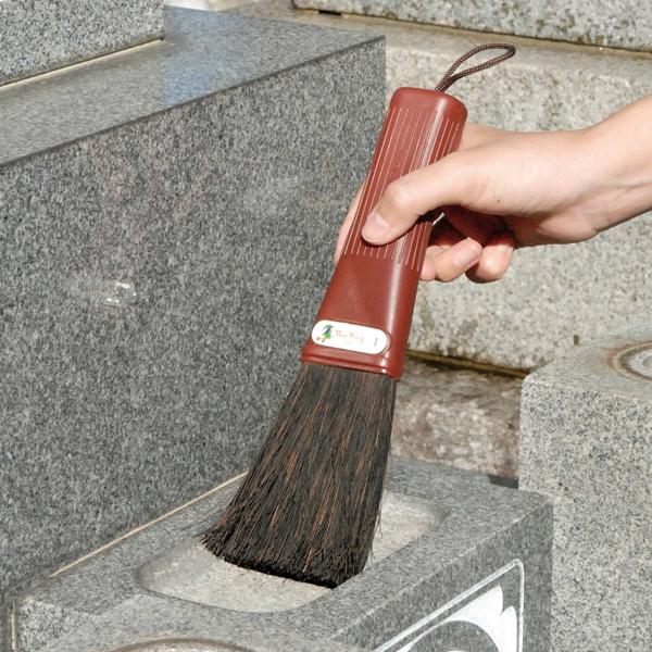 サイズ/約幅9×奥行24×高さ3cm重量/約70g内容量/1個材質/穂：ヒタムファイバーカバー：ポリエチレン生産国/中国製●大切な墓石をやさしくケアできるハンディタイプのほうきです。●墓石のミゾや彫の部分などの入り組んだ場所のお手入れに最適...