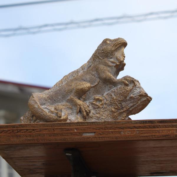 サイズ/約幅14×奥行6.5×高さ17cm内容量/1個材質/セメント生産国/中国製●躍動感あふれる姿で岩に登るトカゲを表現したセメント製のオブジェです。●彫刻作品のようなアート性の高いデザインです。●セメント製の重厚感と耐久性があります。●...