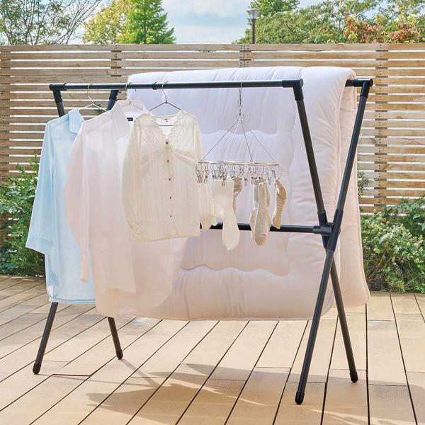 サイズ/約幅87〜138×奥行62×高さ115cm内容量/1台材質/本体：スチールパイプ粉体塗装樹脂部品：ABS樹脂、ポリプロピレン、ポリエチレン金属部品：スチール（メッキ）、ステンレス耐荷重/10kg●布団が2枚干せる、耐候性に優れたX型...