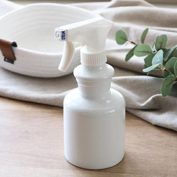 サイズ/約幅8×奥行8×高さ19cm容量/約350ml内容量/1個材質/陶器（磁器）生産国/日本製●ガラス瓶をイメージした絶妙なフォルムで、高級感のある陶器製のスプレーボトルです。●スプレーのノズル部分は取り外せるので、お手入れ・詰め替えも...