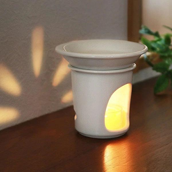 サイズ/プレート：約幅10.5×奥行10.5×高さ3cmウォーマー：約幅7.9×奥行7.9×高さ7.7cm内容量/1セット付属品：ティーキャンドル（1個）材質/陶器生産国/日本製●やさしい灯りと香りに癒されるオイルウォーマーです。●キャンド...