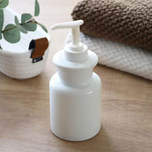 サイズ/約幅7×奥行7×高さ16cm容量/約250ml内容量/1個材質/陶器（磁器）生産国/日本製●清潔感のある真っ白な陶器のソープポンプです。●陶器製の重厚感とスタイリッシュなデザインが、ホテルのような上質な空間を演出してくれます。●底は...