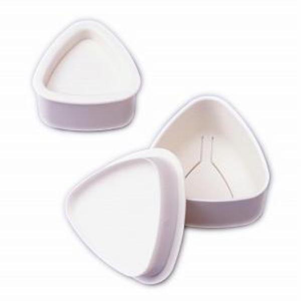 サイズ/大：約幅7.4×奥行7.6×高さ4.2cm小：約幅6.1×奥行6.3×高さ3.9cm重量/約61g内容量/2個入材質/ポリプロピレン生産国/日本製●簡単に綺麗な三角おにぎりが作れるおにぎり型です。●おにぎりがとりやすいフッ素入りエン...