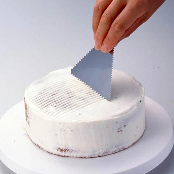 サイズ/約横11.1×縦9.8cm厚さ：約0.1cmギザギザの幅5mm、4mm、3mmの3種類内容量/1個材質/ステンレス●ケーキに塗ったクリームにデコレーションのための筋をつけられるデコレーションコームです。●粗いものと細かいものの使い分...