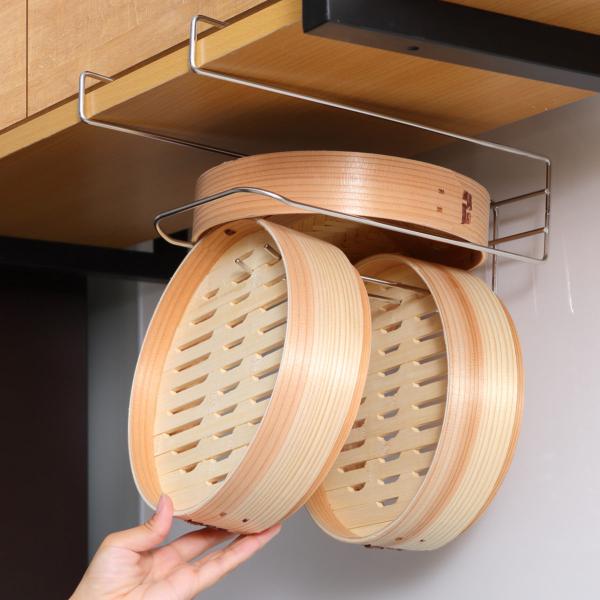 サイズ/約幅15×奥行30.2×高さ13.1cm重量/約262g内容量/1個材質/18-8ステンレス生産国/日本製食器洗い乾燥機/使用可能●せいろをスッキリ乾かせる吊戸棚ラックです。●使用後のせいろをそのまま掛けて干しながら保管ができます。...