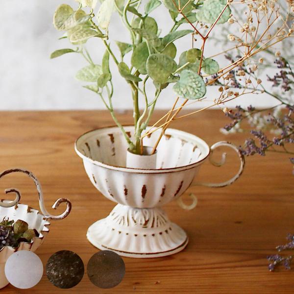 サイズ/約幅13×奥行10×高さ8cm内容量/1個材質/ブリキ種類/ホワイト、アンティーク、ゴールド生産国/中国製●古い教会で使われていたような雰囲気をイメージしてデザインされた、キャンドルホルダーです。●持ち手付きで重厚感のあるブリキ素材...