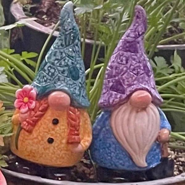 サイズ/約幅7×奥行5.5×高さ15cm内容量/1個材質/レジン種類/パープル、ブルー生産国/中国製●絵本から飛び出してきたような愛らしいガーデンノーム Sサイズです。●手のひらサイズなので置く場所を選びません。●濃淡とツヤ感が美しく、シン...