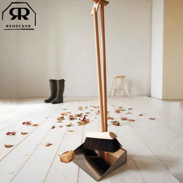 サイズ/約幅29×奥行24×高さ90cm内容量/ほうき、ちりとり各1個材質/ビーチ、馬毛、ステンレス生産国/ドイツ製●ドイツ老舗ブラシメーカー「REDECKER」のちりとりとブラシのセットです。●道具としての機能性を追及した洗練されたデザイ...