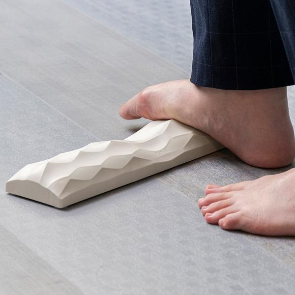 サイズ/約幅8×奥行33×高さ3.7cm内容量/1個材質/ポリプロピレン、熱可塑性エラストマー生産国/中国製●疲れた足裏のツボを痛気持ちよく刺激してくれるソールマッサージャー ロングです。●他の用事をしながら「ながら」踏み踏みでマッサージが...