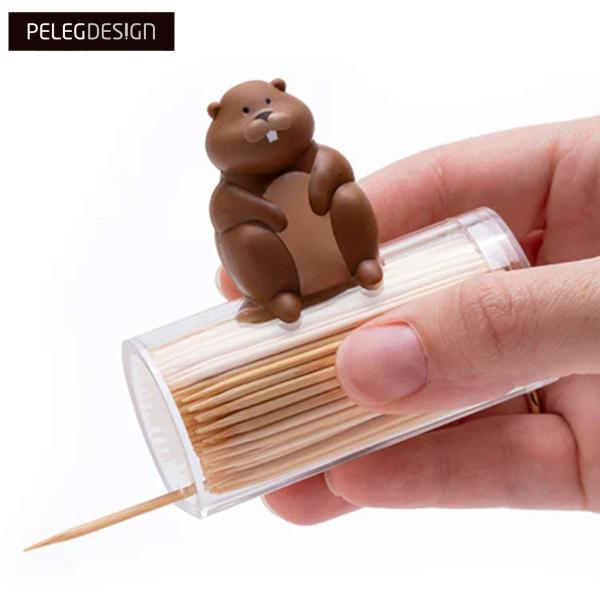 サイズ/約幅7×奥行4×高さ7cm内容量/1個材質/プラスチック、TPR生産国/中国製●かわいさと遊び心が詰まったピックホルダーです。●ビーバーがひと休みしているようなユニークなデザインで使うたびに癒されます。●透明ケースで中身が見えるので...