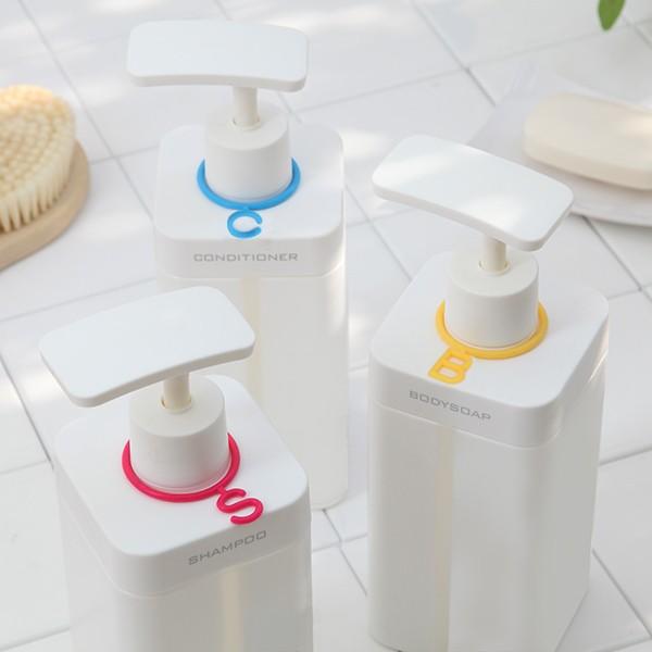 ボディソープ、シャンプー、コンディショナーが一目でわかるマーカーです。B（ボディソープ）、S（シャンプー）、C（コンディショナー）のアルファベットが付いて、分かりやすくて見た目も可愛いです。【商品詳細】 サイズ/ 約幅4.4×奥行6.4×高...