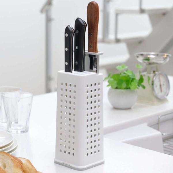 サイズ/約幅9.2×奥行9.2×高さ21.5cm内容量/1個材質/ポリスチレン、ポリプロピレン生産国/日本製●シンプルでスマートなデザインのナイフスタンドです。●最大3本のナイフを収納できます。●高さを6段階で調整できるスライドアーム付きで...
