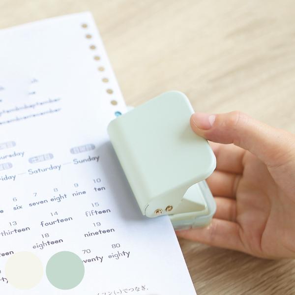 サイズ/約幅9.5×奥行5.7×高さ5.9cm内容量/1個材質/スチール種類/ホワイト、ライトブルー●ガイドに合わせて6穴を正確にあけられ、プリントを簡単にルーズリーフ化できます。●プリントとルーズリーフを一緒のファイルで管理、まとめたい人...