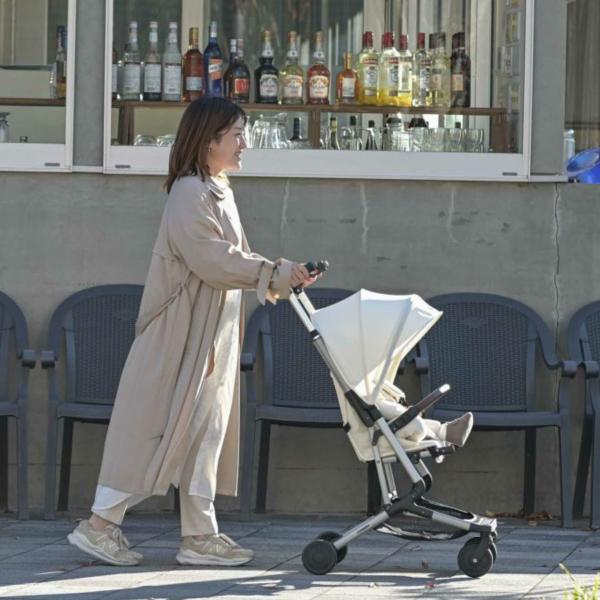 サイズ/使用時：約幅47×奥行74×高さ110cm折りたたみ時：約幅37×奥行30×高さ45cm重量/約5.6kg内容量/1台材質/フレーム：アルミニウムベルト：PP生地：ポリエステル車輪：EVA種類/アイボリー、ベージュ生産国/中国製耐荷...