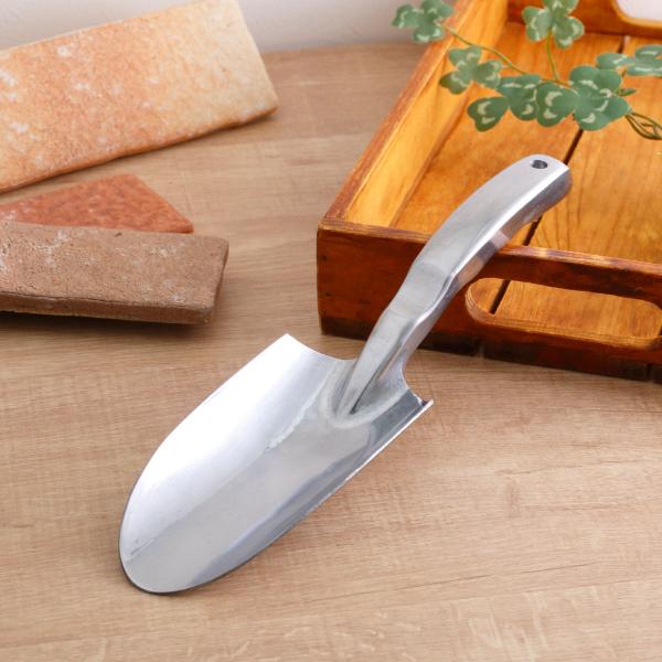 サイズ/約幅26.7×奥行7.2×高さ3.1cm内容量/1個材質/アルミニウム合金●シンプルで使いやすいフィールドスコップです。●軽くて扱いやすいアルミ製です。●家庭菜園や植木鉢の土入れなど幅広いシーンで活躍します。おしゃれ ガーデンツール...