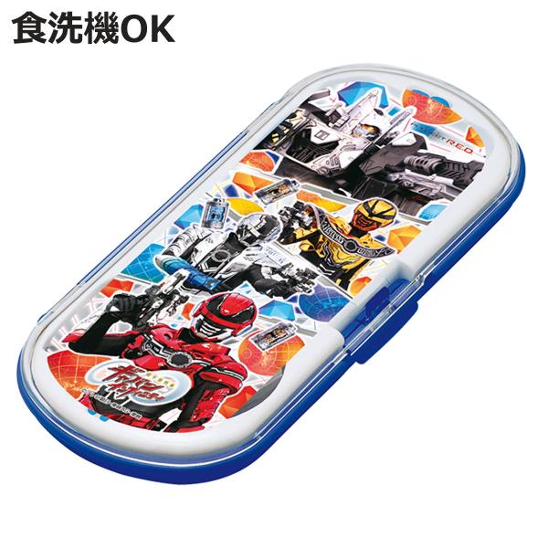サイズ/ケース：約幅18.5×奥行8.5×高さ1.9cm箸：約16.5cmスプーン、フォーク：約13.5cm内容量/1個（箸、フォーク、スプーン、ケース、名前シール）材質/蓋・箸・ハンドル：AS樹脂本体・プッシュボタン：ABS樹脂中皿：ポリ...
