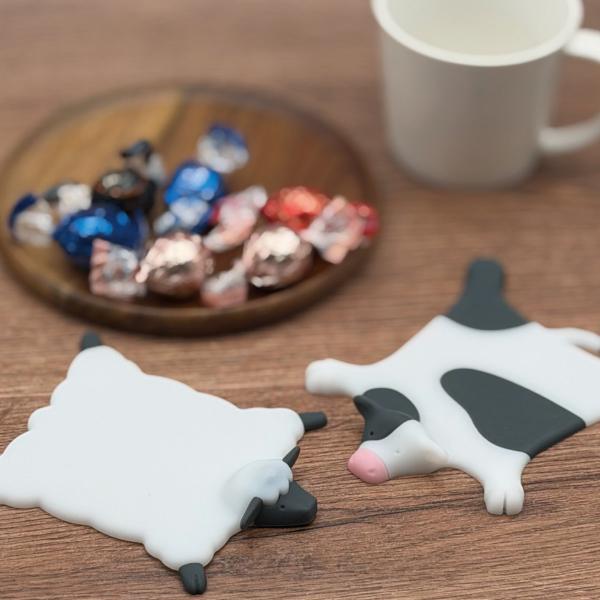 サイズ/【ウシ】約幅12.5×奥行14.7×高さ1.6cm【黒ヒツジ】約幅12×奥行13.5×高さ1.5cm内容量/1個材質/シリコーン樹脂種類/ウシ、黒ヒツジ生産国/中国製耐熱温度/200度●動物が寝そべった形状のコースターです。●シリコ...