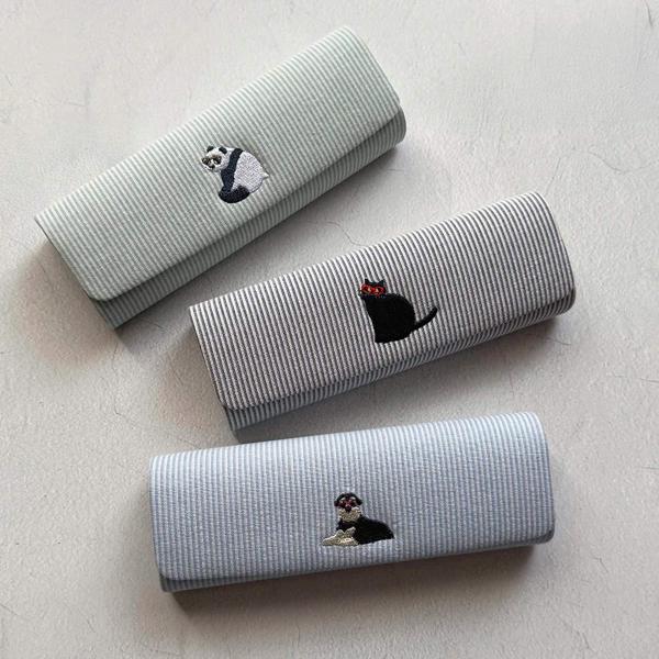 サイズ/約幅15.5×奥行5×高さ3.3cm内容量/1個付属品：メガネクロス材質/綿、ポリエステル種類/パンダ、ネコ、イヌ生産国/中国製●動物たちの刺繍がポイントのメガネケースです。●メガネをかけた動物たちがかわいいデザインです。●持ち運び...