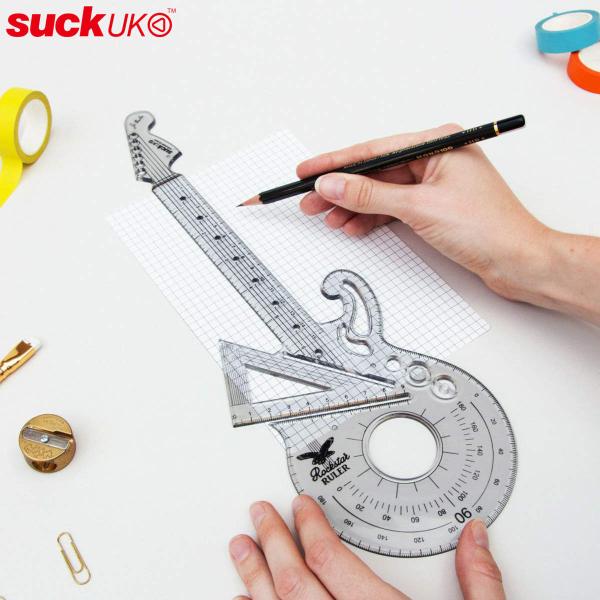 サイズ/約幅11.4×奥行3×高さ35.5cm内容量/1個材質/SBC生産国/中国製●いろんな機能が1つになったギター形の定規です。●直線定規・分度器・雲形定規・テンプレートがこれ1つにまとまっています。●勉強や仕事の合間もちょっと楽しい気...