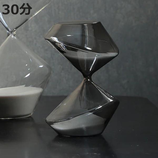 サイズ/約幅10×奥行10×高さ15.2cm重量/約260g内容量/1個材質/ガラス、砂生産国/中国製●新しい形状と美しさを持つガラス製砂時計のSサイズです。●従来のドロップ型の砂時計とは一線を画す、彫刻的なデザインが特長です。●約30分を...