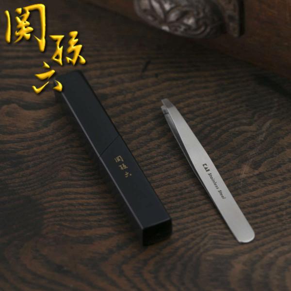 サイズ/約幅1.7×奥行11.1×高さ1.5cm重量/約24g内容量/1本付属品：ケース材質/本体：ステンレススチールケース：ABS樹脂生産国/中国製●刀匠・関孫六の職人が手作業で仕上げた毛抜きです。●先端の合わせを精密に調整しており、毛を...