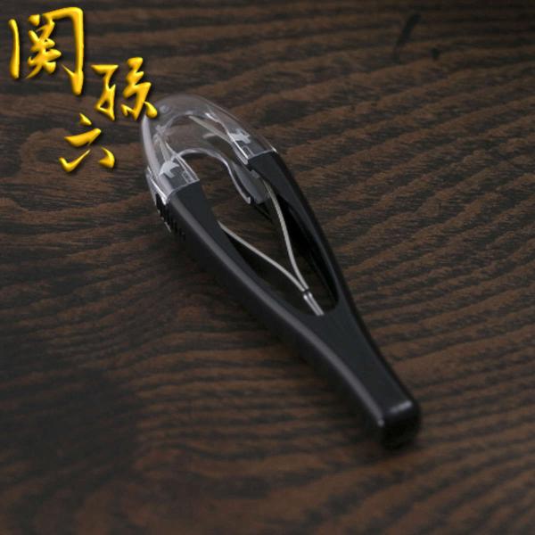 サイズ/約幅2.5×奥行9.3×高さ1.3cm重量/約10g内容量/1本材質/刃部：ステンレススチールハンドル：ABS樹脂先端部品：POM樹脂キャップ：AS樹脂生産国/中国製●手軽にお手入れできるワンタッチ毛抜きです。●毛をつまんで押すだけ...