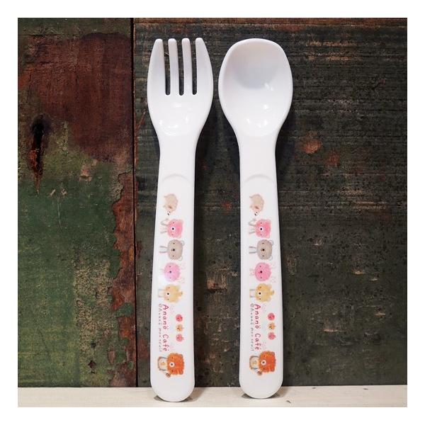 オリジナルベアや小物の制作や、雑誌や書籍での活動、雑貨プロデュースやキャラクターデザインなど、様々な分野で活躍するアーティスト、溝江里映さんが手がけるanano cafe(アナノ・カフェ)のベビースプーン＆フォークです。割れにくく、扱いやす...