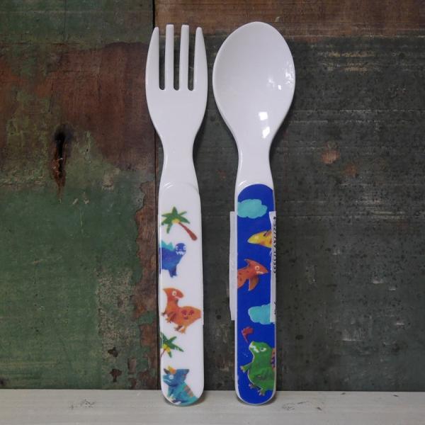 わくわくたのしいごはんの時間をキュートな動物達とすごせる、DECOLE(デコレ)のRegenbogen(レーゲンボーゲン)シリーズです。こちらはカラフルなきょうりゅうの柄が入ったメラミン製のスプーン＆フォークです。メラミン製なので割れにくく...