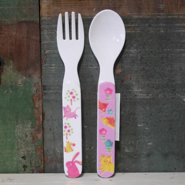 わくわくたのしいごはんの時間をキュートな動物達とすごせる、DECOLE(デコレ)のRegenbogen(レーゲンボーゲン)シリーズです。こちらはカラフルなおはなの柄が入ったメラミン製のスプーン＆フォークです。メラミン製なので割れにくく、小さ...