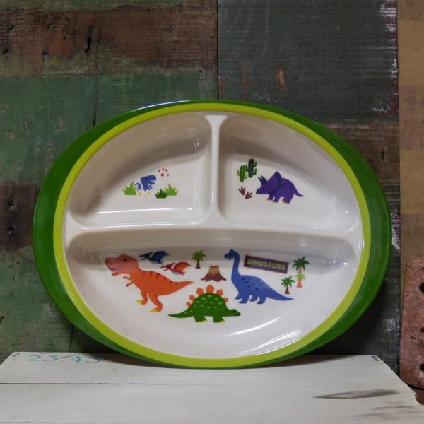 かわいらしくコミカルな恐竜のキャラクター達で、食事の時間が楽しくなるメラミン製ランチプレートです。返りがありすくいやすく、持ちやすいフチ付きで、スプーンに沿う丸い角でが特徴的です。3つに仕切られたプレートで、小さなお子様でも扱いやすく、上手...