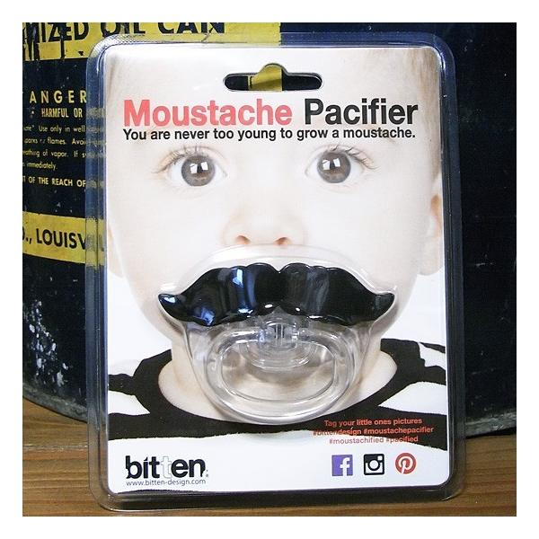 バシファイアーシリーズのＮＥＷＩＴＥＭ、おしゃぶりに小ぶりなおひげがついてユーモラスな表情になるハンドルバーおしゃぶりです。これで写真うつりもバッチリ！ユニークな発想で注目を集めるfiftywoways(フィフティートゥーウェイズ)は「1つ...