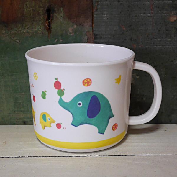 わくわくたのしいごはんの時間をキュートな動物達とすごせる、DECOLE(デコレ)のRegenbogen(レーゲンボーゲン)シリーズです。こちらはカラフルなくだものの柄が入ったメラミンカップです。メラミン製なので割れにくく、小さなお子様でも扱...