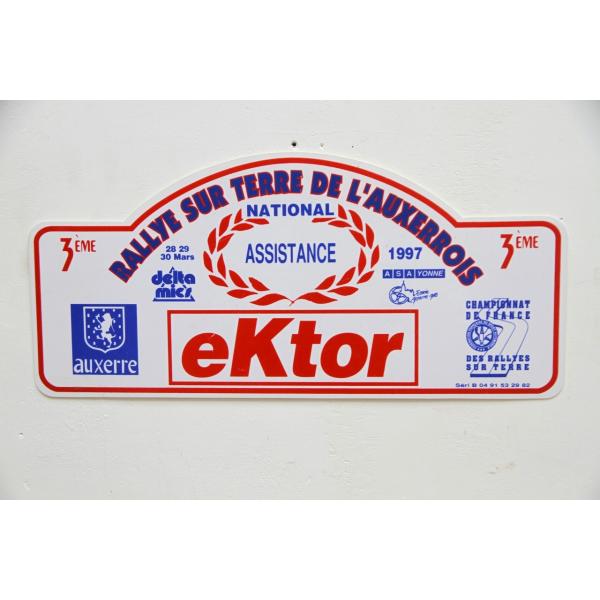 デンマーク買付品になります。買付先のオーナー様がイギリス、フランスで見つけてきた1点です。長期保管品で中古品と理解の上検討お願いします。北欧  ラリープレート　モータースポーツ　ラリー　ゼッケン参考サイズ　Ｈ20cm×Ｗ43cm素材　プラス...