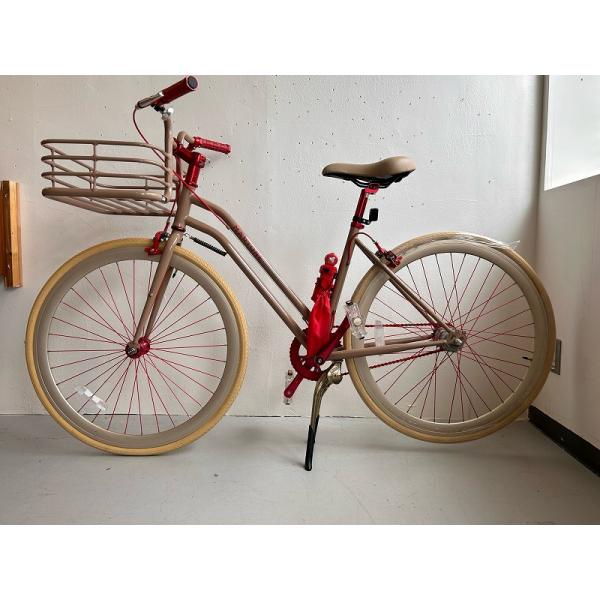 外観、快適性、信頼性に優れた自転車を生み出しています。これらのシティ バイクは、デザインによって駆動され、個性的なスタイルを大胆に主張します。情熱を持って作成され、強いファッションセンスにインスパイアされた各バイクには、特徴である赤いチェー...