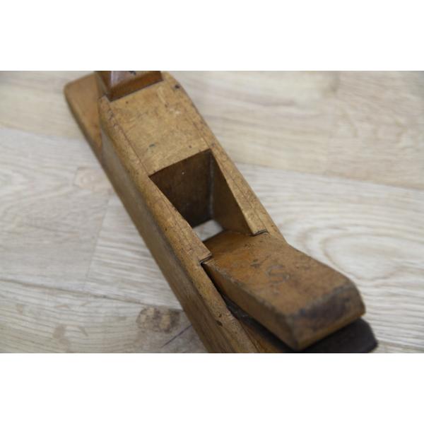 ブランド　Erik Anton Berg(エリック・アントン・バーグ)スウェーデンの製造業者であり、E.A Bergs Fabriks AB の創設者。カミソリ、靴屋ナイフ、短剣、ペンチ、研ぎごて、かんな鋼などを製造。彼らは魚のイメージを商...