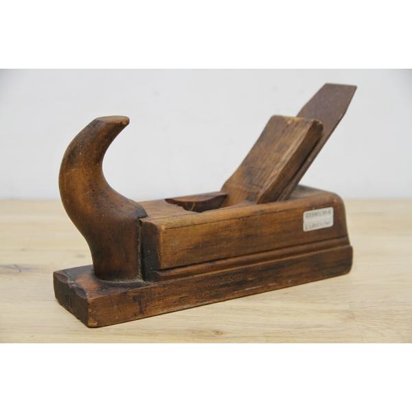 ブランド　Erik Anton Berg(エリック・アントン・バーグ)スウェーデンの製造業者であり、E.A Bergs Fabriks AB の創設者。カミソリ、靴屋ナイフ、短剣、ペンチ、研ぎごて、かんな鋼などを製造。彼らは魚のイメージを商...