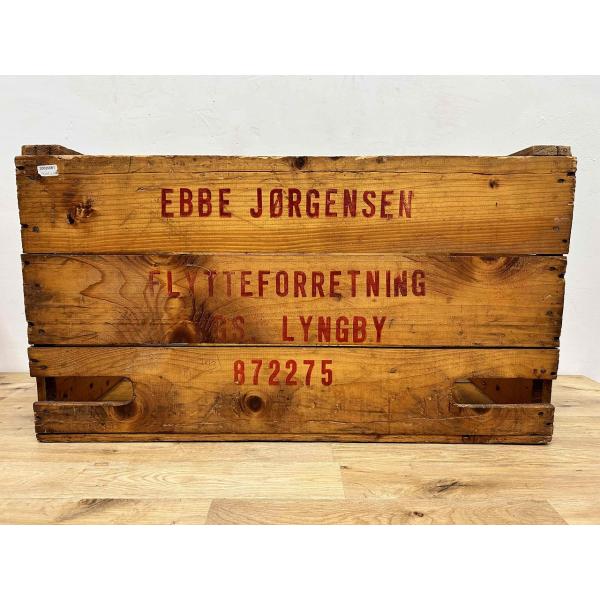デンマークの引っ越し事業所で使用されていたと思われる木箱になります。EBBE J〓RGENSENエッベ・ヨルゲンセンFLYTTEFORRETNING引越事業GS　　LYNGBYリュンビュー（デンマークの都市・コンデンス　リュンビー）8722...
