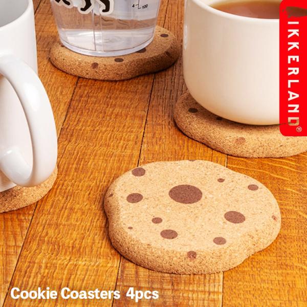 【スペック】商品名：KIKKERLAND Cookie Coasters クッキーコースター入り数；4枚素材：コルクサイズ：幅9.8×奥行き9.5×高さ1cmブランド：KIKKERLAND キッカーランド【ブランドについて】KIKKERLA...