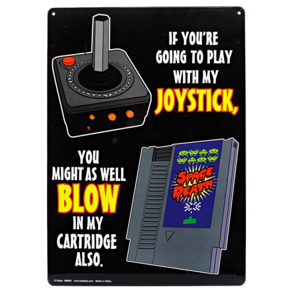 『ファンサイン Play With My Joystick...（俺のジョイスティック♪）』サイズ縦29.5×横21cmのブリキ製看板。お部屋やガレージ、店舗に飾るとアイキャッチになるブラックジョークが効いたおもしろ看板です。本体上部2箇所...