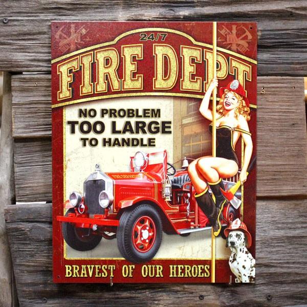 【スペック】サイズ：40.5×31.7cm※本体には四隅に壁面取り付け用のピンホールが開けられています。素材：ブリキメーカー：DESPARATE(USA)原産国：アメリカ合衆国Made in USA