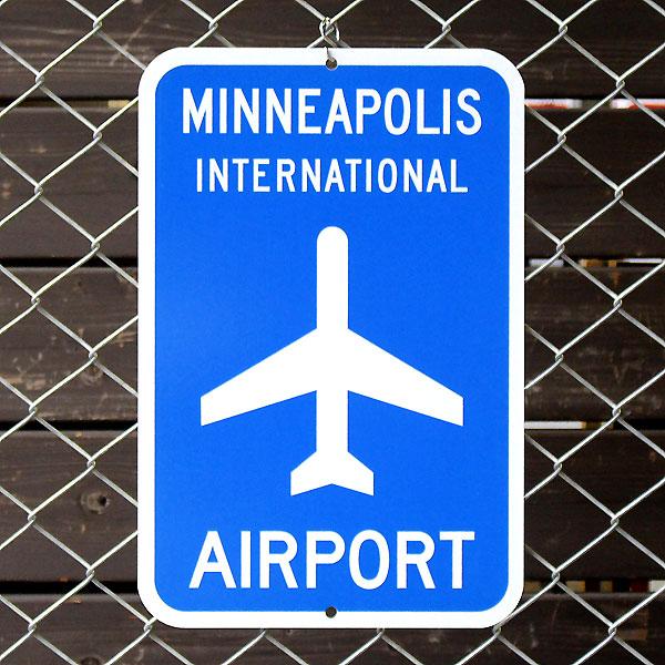 【デザイン】ミネソタ州にある「Minneapolice Airport」（ミネアポリス空港）です。アメリカ国内の乗り継ぎ空港としても大変多く利用されているハブ空港です。【スペック】サイズ：縦45.5×横30.5cm素材：アルミニウム原産国：...