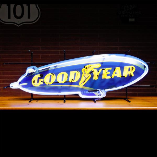【スペック】品名：ネオンサイン / グッドイヤー・ブリンプ GOODYEAR BLIMPサイズ（フレーム含む全体）：高さ35.5×横105.5×奥行き15cmサイズ（デザイン部分）：高さ×幅cm素材：ガラス、スチールほか電源： AC 100...