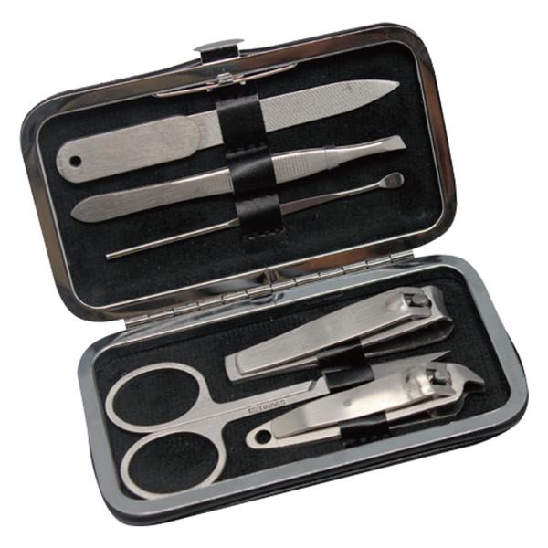 高級感あふれるステンレス製のネイルケアセットです。素材： 本体/ステンレス・ケース/PVC付属品、セット内容： ケース・爪切り（大）・爪切り（小）・毛抜き・耳かき・ハサミ・爪やすり・取説重量： 120g現品サイズ： 110×68×26mm【...