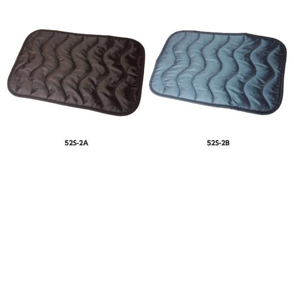 いつでも、どこでも、寝ている間でも岩盤浴気分でポッカポカ！素材： 側地:ポリエステル、中わた:ポリエステル（天然鉱石オーラパウダー含有）機能、性能： 手洗い重量： 70g現品サイズ： 560×10×350mm【★ご注文のタイミングによっては...