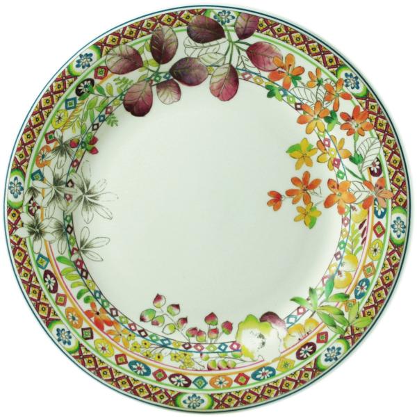 “Bagatelle”とは、フランス語で「小さくて愛らしいもの」という意味です。また、パリの人々に愛される“バガテル公園”をも連想させます。ブローニュの森の一画にある“バガテル公園”には、幾何学模様の庭園や池があり、季節によって様々な花を楽...