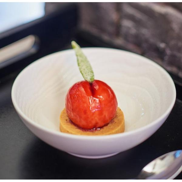 2015年発表された「アルボレッセンス」シリーズ。木が大地からエネルギーを得て、葉を大空へ、太陽へと大きく広げる・・・そんな自然が持つエネルギーや神秘性からインスパイアされました。 （ARBORESCENCE＝木、年輪）木のモチーフは職人の...