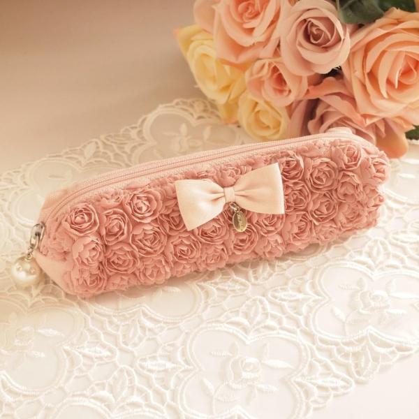薔薇の花がいっぱいの、おしゃれなペンケースです♪バラがいっぱいで、ふんわりした手触り！パールのチャームつきです♪ペンだけじゃなく、細いコスメグッズの持ち歩きにも♪バッグの中が華やかになって、女子力アップ?あまり派手にならないように大人の可愛...