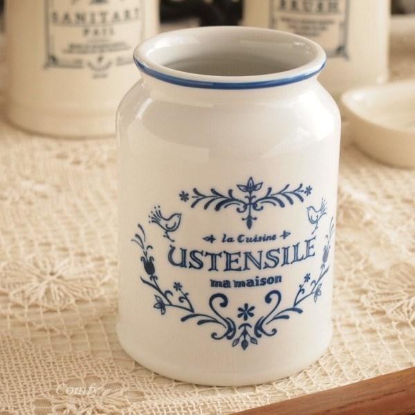 まるでフランスのお家にお邪魔しているような、そんな憧れのシーンを演出する「キュジーヌシリーズ」。透明感のある白い肌に、爽やかでクラシカルなネイビーブルーの絵模様とフランス語の文字が素敵！お箸やスプーン、おたまやフライ返しなどの調理器具立てに...